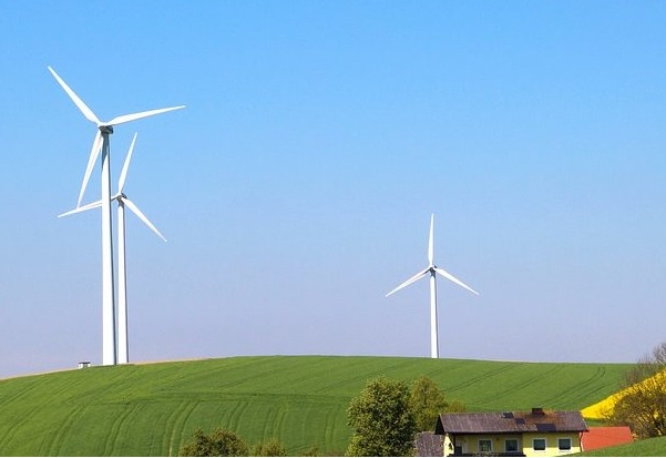 Utility-scale wind installs in US halve in 7-mo, solar is more stable