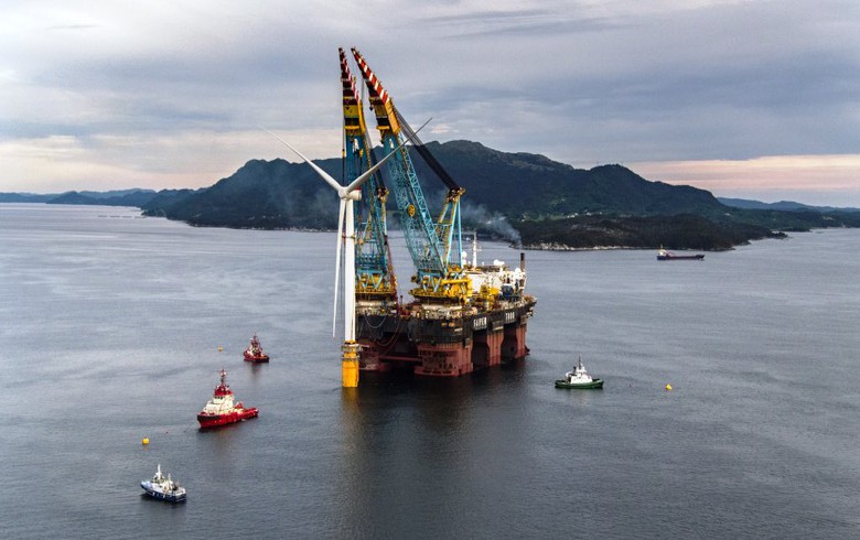 1st turbine for 30-MW Hywind Scotland wind farm sets sail